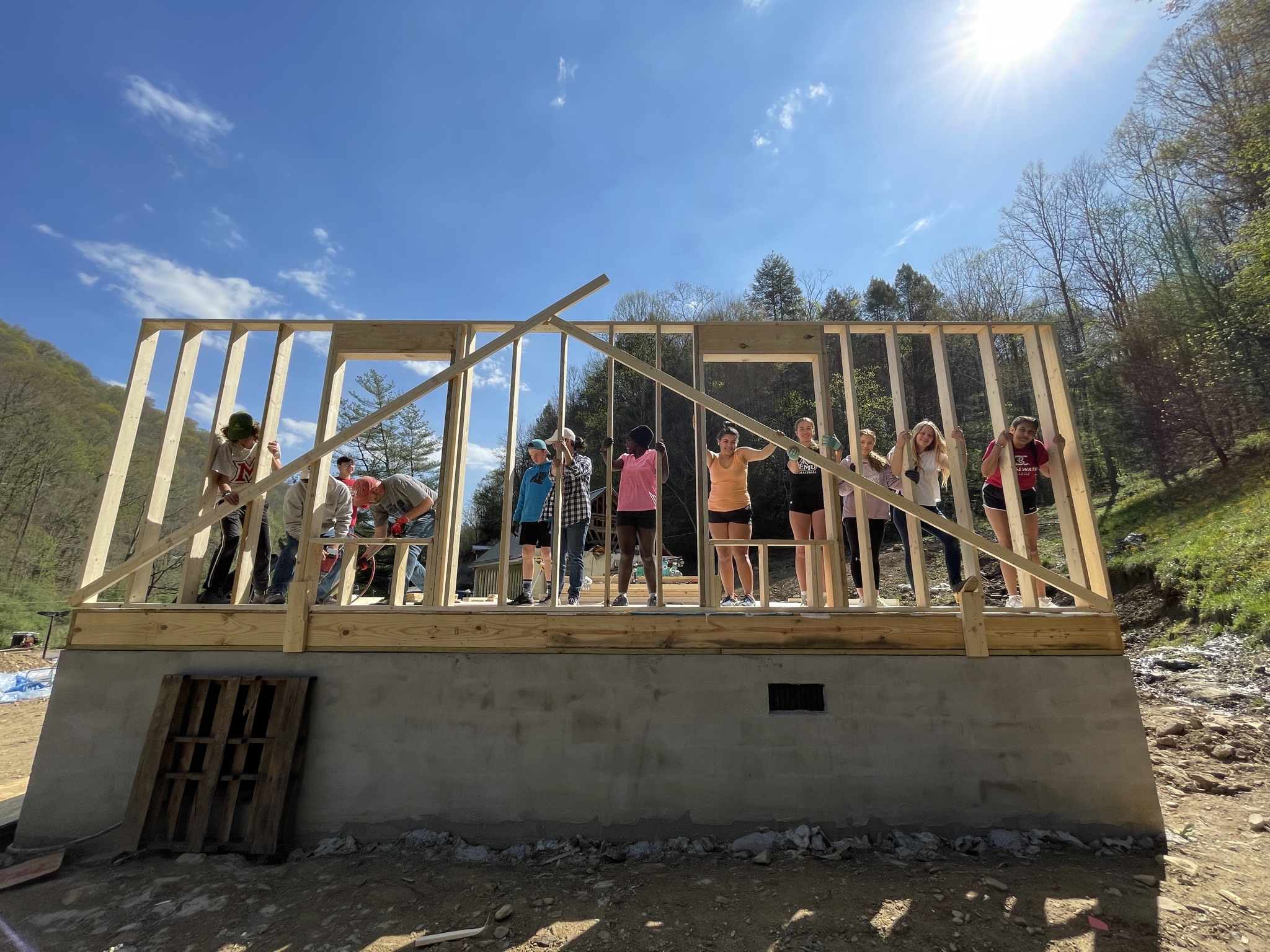Eastern Mennonite School offers Mennonite Disaster Service class; builds walls for new home ...
