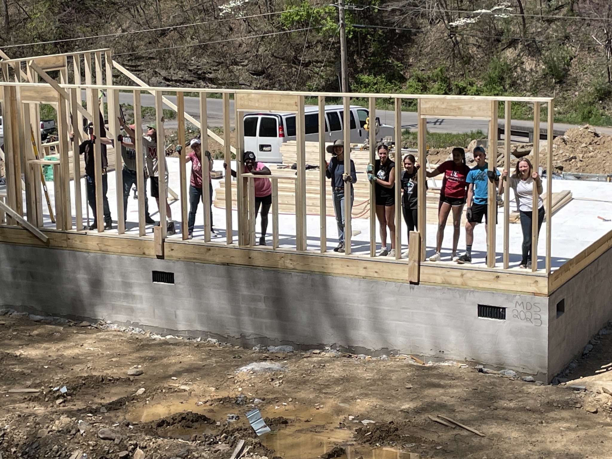 Eastern Mennonite School offers Mennonite Disaster Service class; builds walls for new home ...